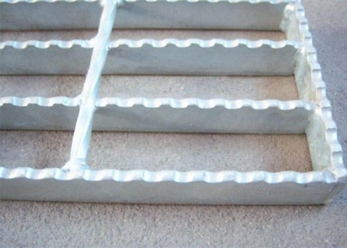 40 x 5 gezacktes Stangen-Gitter, Metall, das heißes eingetauchtes ...